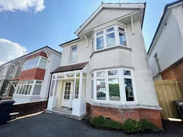 Cheap 1 BA 2 bedroom flat for rent in Heathwood Road, Winton.