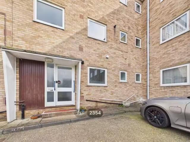 Cozy 1 BA 2 bedroom flat for rent in Henley Court, Henley Road.