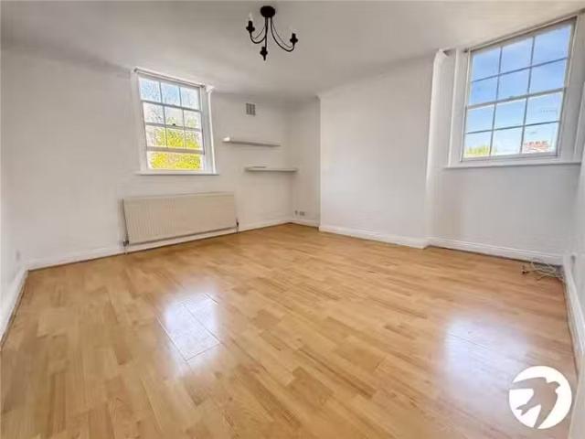 Cheap 1 BA 2 bedroom flat for rent in High Street, St. Mary Cr.