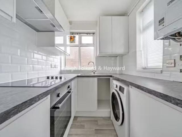 Charming 1 BA 2 bedroom flat for rent in Homesdale Road, Broml.
