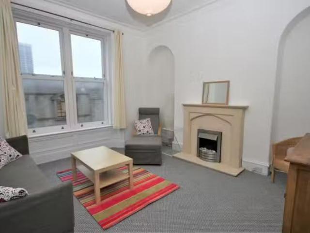 Cozy 1 BA 2 bedroom flat for rent in King Street, City Centre.