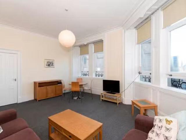 Charming 1 BA 2 bedroom flat for rent in King Street, City Cen.