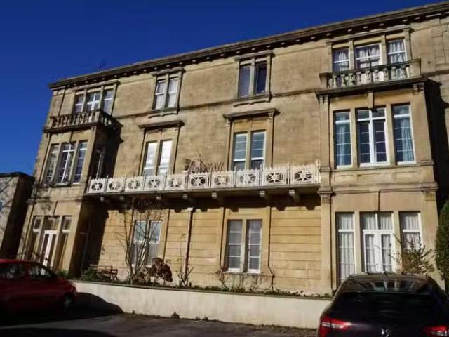 Nice 1 BA 2 bedroom flat for rent in Leawood Court, South Road.