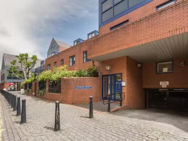 Charming 1 BA 2 bedroom flat for rent in Queen Quay, Welsh Bac.