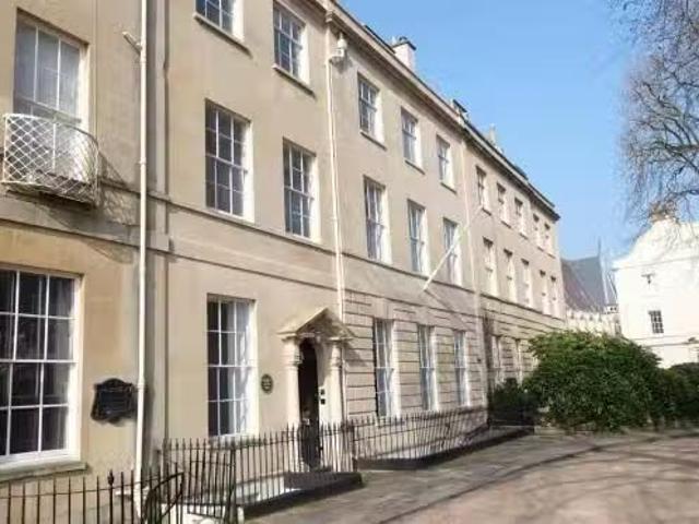 Just in! 1 BA 2 bedroom flat for rent in Rodney Place, Bristol.