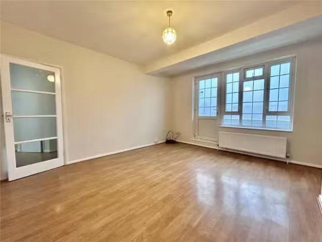 Charming 1 BA 2 bedroom flat for rent in Strand Parade, The Bo.
