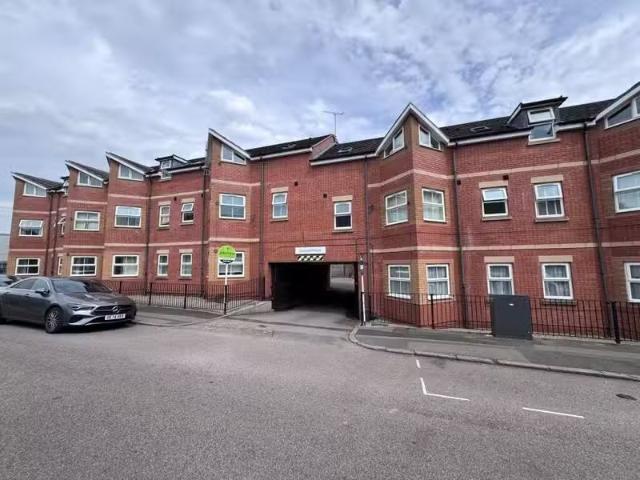 Cozy 1 BA 2 bedroom flat for rent in Shakleton Road, Consort P.