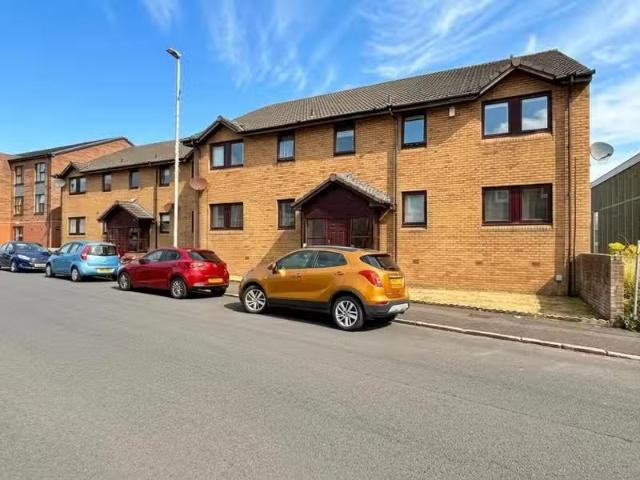 Just in! 1 BA 2 bedroom flat for rent in Templehill, Troon, So.