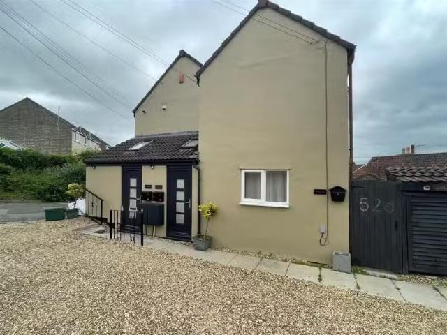Just in! 1 BA 2 bedroom flat for rent in The Causeway, Coalpit.