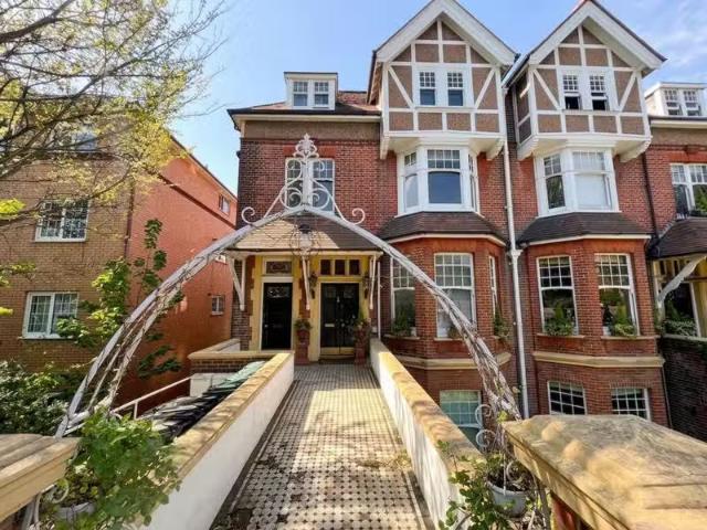 For Rent! 1 BA 2 bedroom flat for rent in The Drive, 83 The Dr.