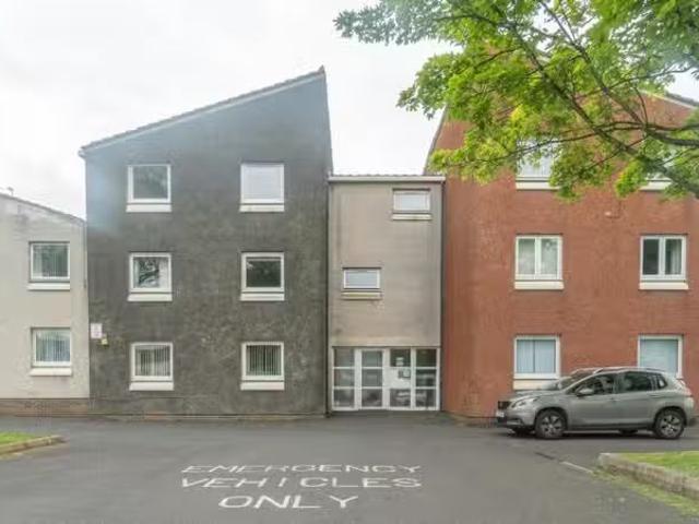 Cozy 1 BA 2 bedroom flat for rent in Titchfield Street, Galsto.