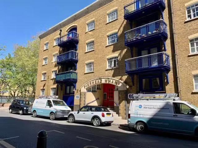 Cheap 1 BA 2 bedroom flat for rent in Wapping High Street, Lon.