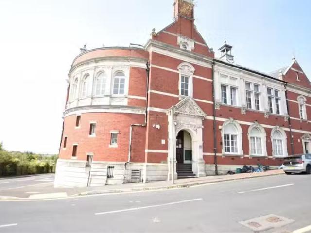Cozy 1 BA 2 bedroom flat for rent in 41 Dock View Road, Barry.