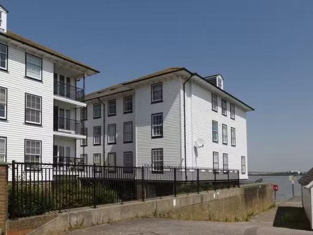 Unique 1 BA 2 bedroom Flat to rent, Commercial Place, Gravesen.