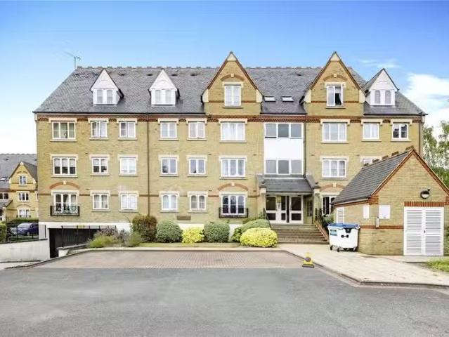 Charming 1 BA 2 bedroom Flat to rent, Exeter Close, Watford, W.