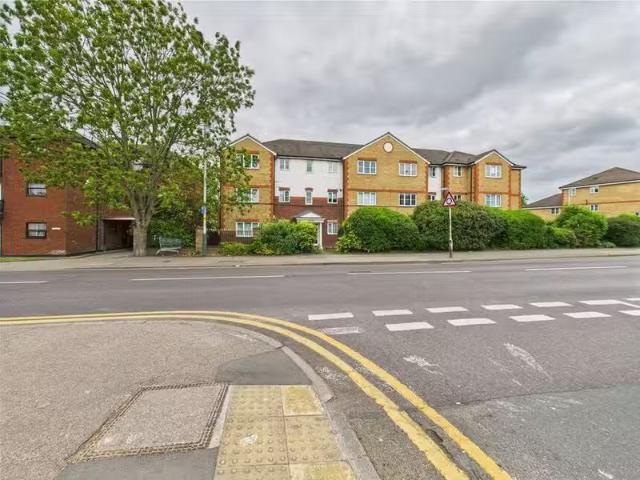 Charming 1 BA 2 bedroom Flat to rent, South Street, Romford, R.