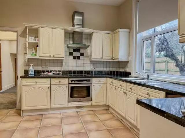 Charming 1 BA 2 bedroom ground floor flat for rent in Abbey Pa.