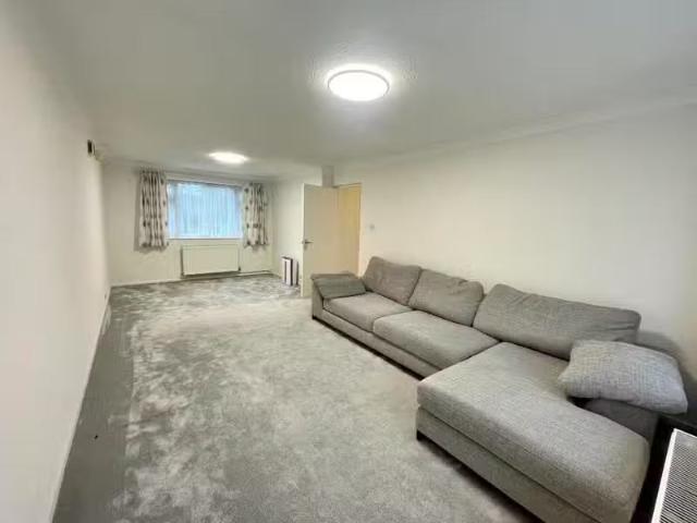 Just in! 1 BA 2 bedroom ground floor flat for rent in Connaugh.