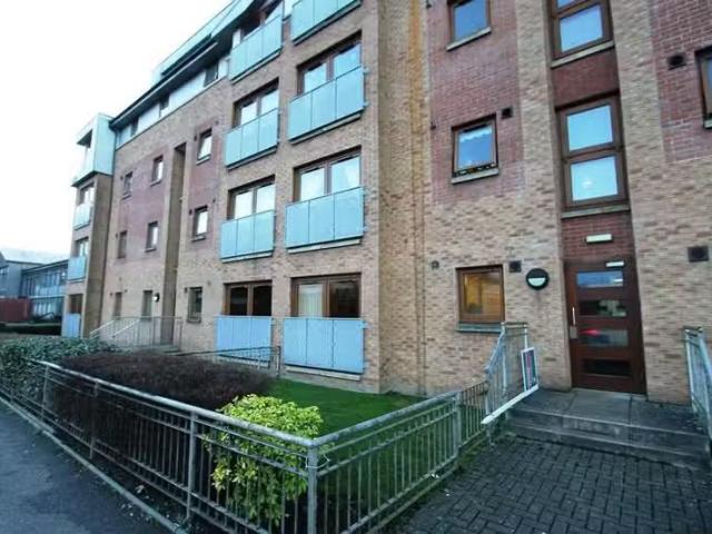 Nice 1 BA 2 bedroom ground floor flat for rent in Craighall Ro.