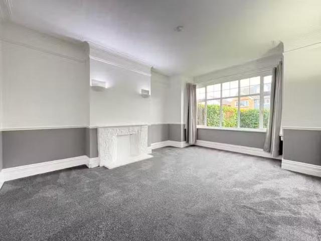 Cheap 1 BA 2 bedroom ground floor flat for rent in Darracott R.
