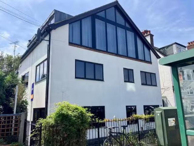 Charming 1 BA 2 bedroom ground floor flat for rent in Hatfield.