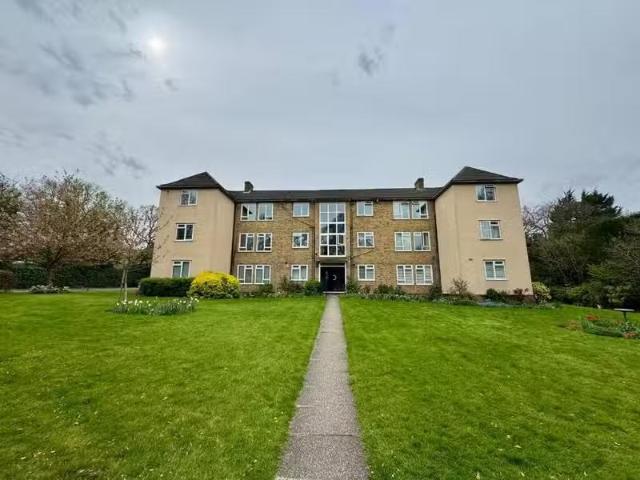 Unique 1 BA 2 bedroom ground floor flat for rent in Kemnal Roa.