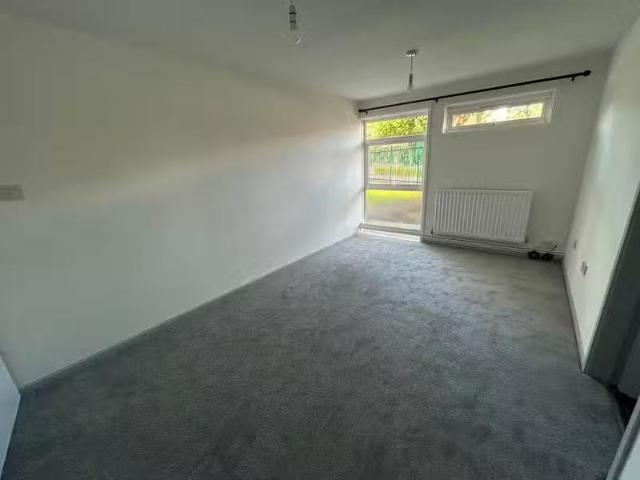 Charming 1 BA 2 bedroom ground floor flat for rent in Palm Hou.