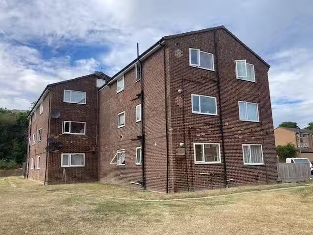 Rental! 1 BA 2 bedroom ground floor flat for rent in Slepe Cre.