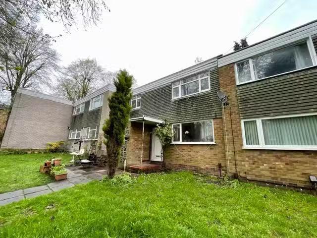 Charming 1 BA 2 bedroom maisonette for rent in Blenheim Road.