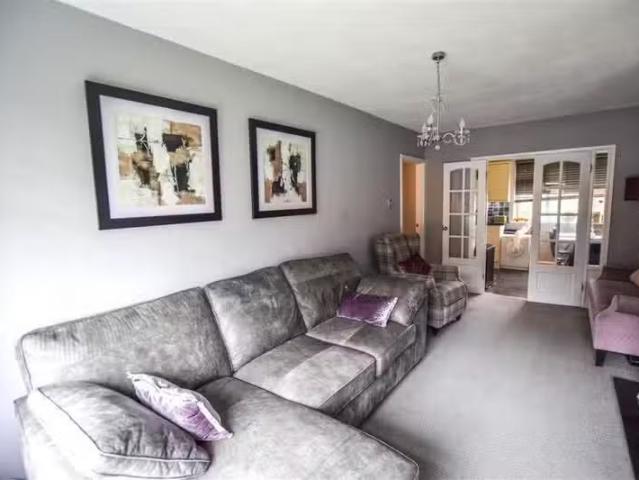 Charming 1 BA 2 bedroom maisonette for rent in Featherstone Cl.