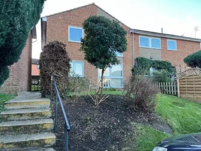 Charming 1 BA 2 bedroom maisonette for rent in Knowles Close.