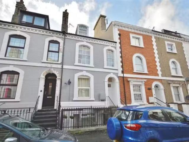 Cheap 1 BA 2 bedroom maisonette for rent in 8 Victoria Street.