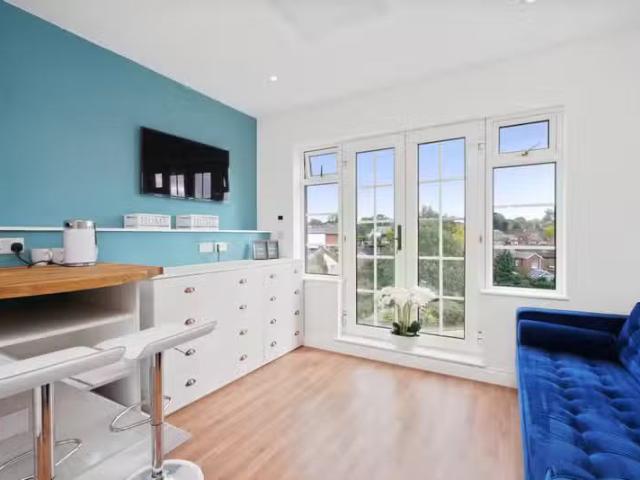 Cozy 1 BA 2 bedroom property to let in High Street, Weybridge.