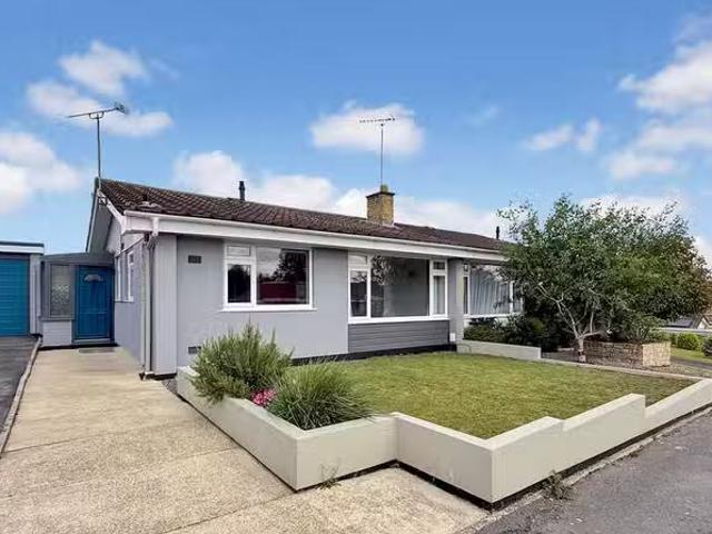 Nice 1 BA 2 bedroom semi detached bungalow for rent in Broadwa.