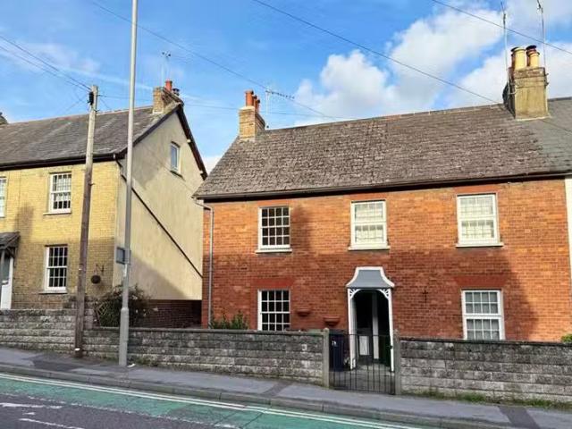 Just in! 1 BA 2 bedroom semi detached house for rent in Blandf.
