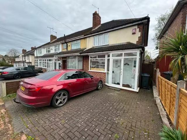 Just in! 1 BA 2 bedroom semi detached house for rent in Dyas R.