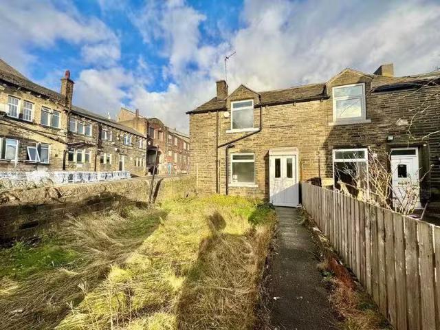 Cheap 1 BA 2 bedroom semi detached house for rent in Gibbet St.