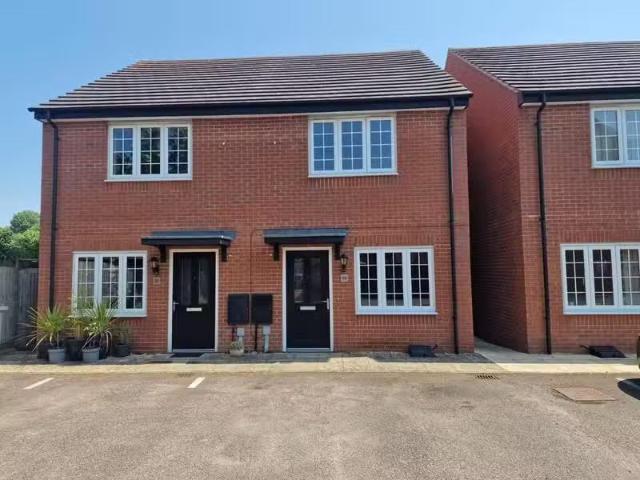 Cozy 1 BA 2 bedroom semi detached house for rent in John Clare.