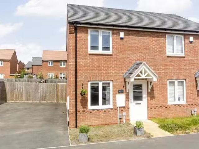 Cheap 1 BA 2 bedroom semi detached house for rent in Thomas Av.