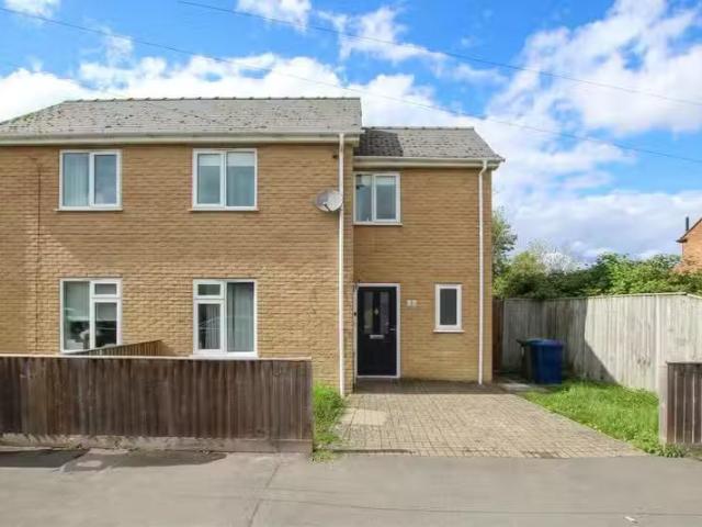 Cozy 1 BA 2 bedroom semi detached house for rent in Vinery Way.