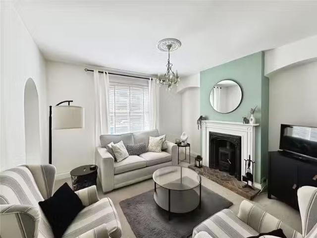 Rental! 1 BA 2 bedroom Semi Detached House to rent, The Beach.
