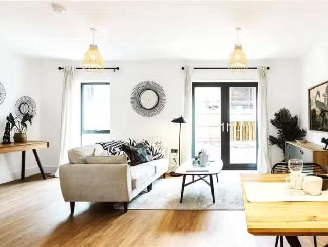Cheap 1 BA 3 bedroom terraced house for rent in Co Operation R.