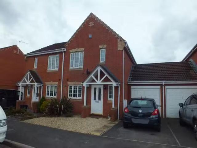 Cozy 1 BA 3 bedroom terraced house for rent in Cornbrash Rise.