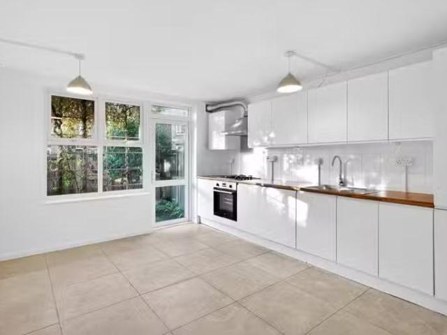 Cozy 1 BA 3 bedroom terraced house for rent in Crosby Walk, Lo.