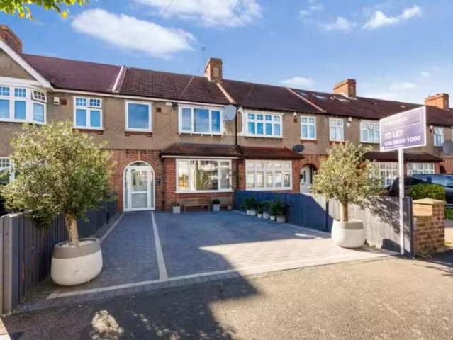 Charming 1 BA 3 bedroom terraced house for rent in Dunbar Aven.