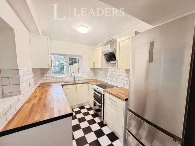 Rental! 1 BA 3 bedroom terraced house for rent in Dudley Road.