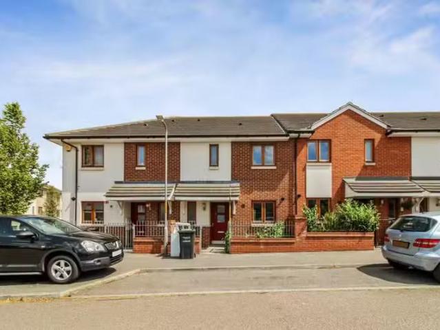 Just in! 1 BA 3 bedroom terraced house for rent in Ferguson Av.
