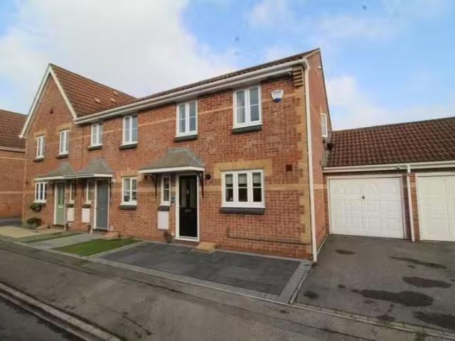 Charming 1 BA 3 bedroom terraced house for rent in Goldenleas.