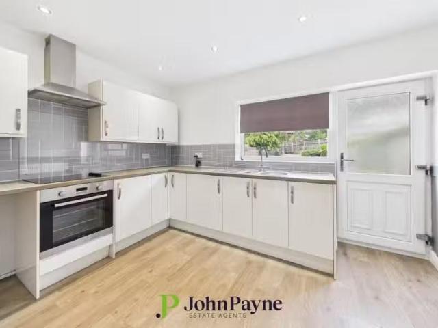 Cheap 1 BA 3 bedroom terraced house for rent in Hollow Crescen.