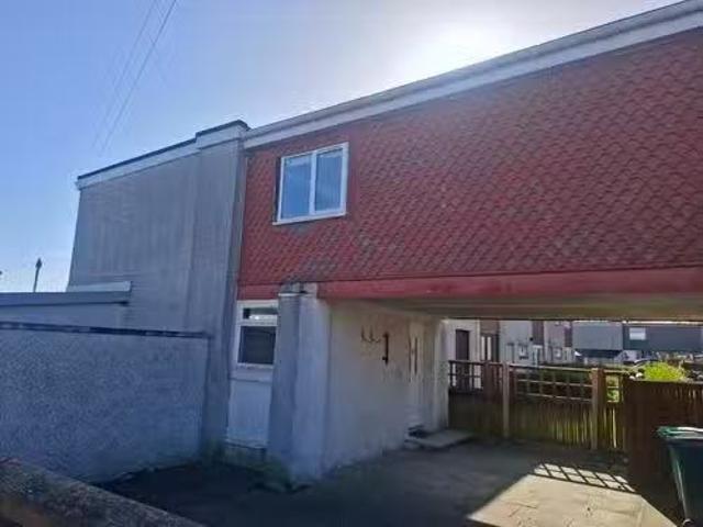 Deal! 1 BA 3 bedroom terraced house for rent in Minto Crescent.